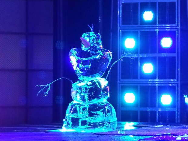 An Olaf Ice Sculpture At Freezethenight Frozenfun The Geeks Blog
